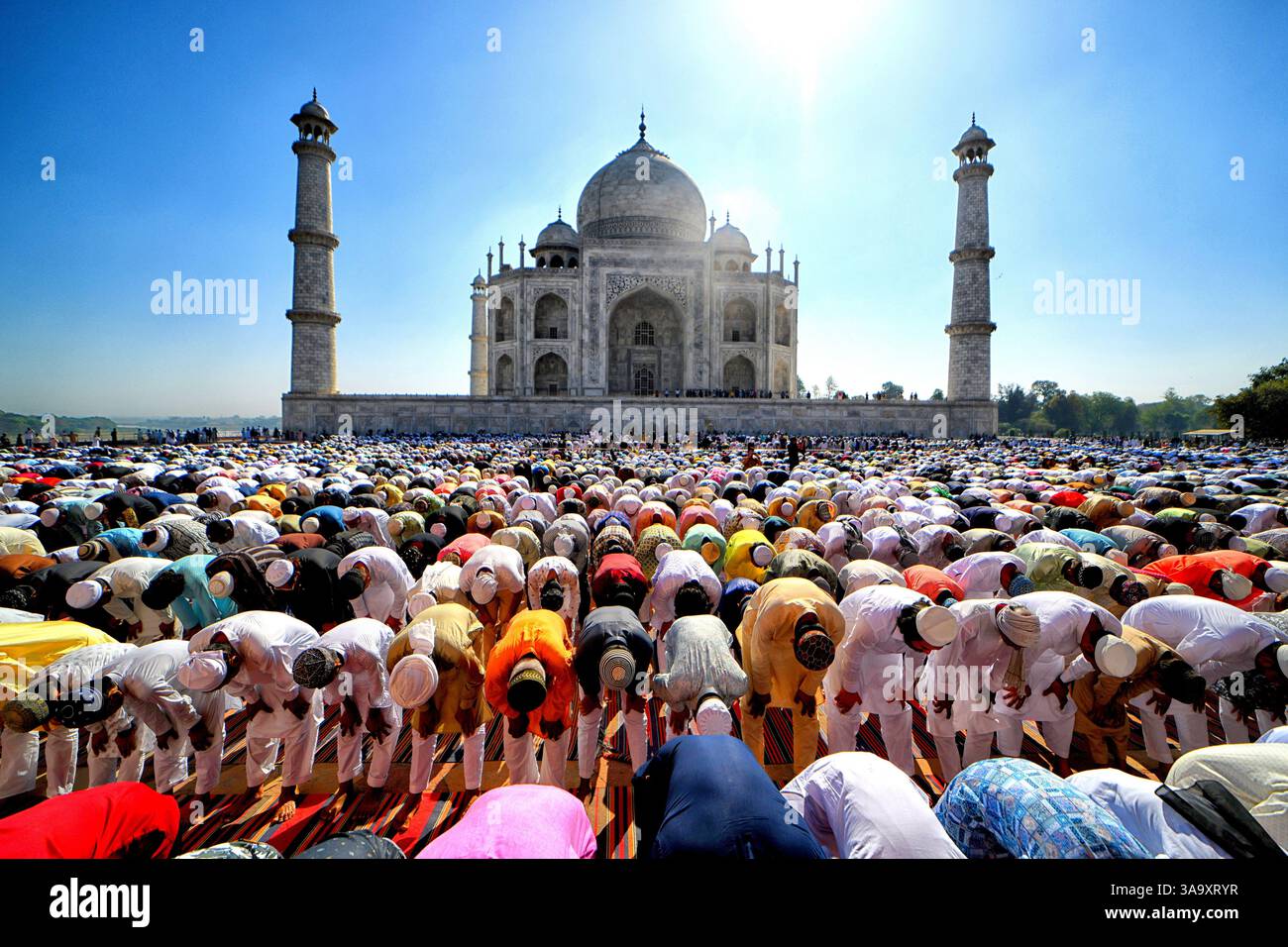 Muslim devotees offer Eid al-Fitr morning prayers at the Taj Mahal ...