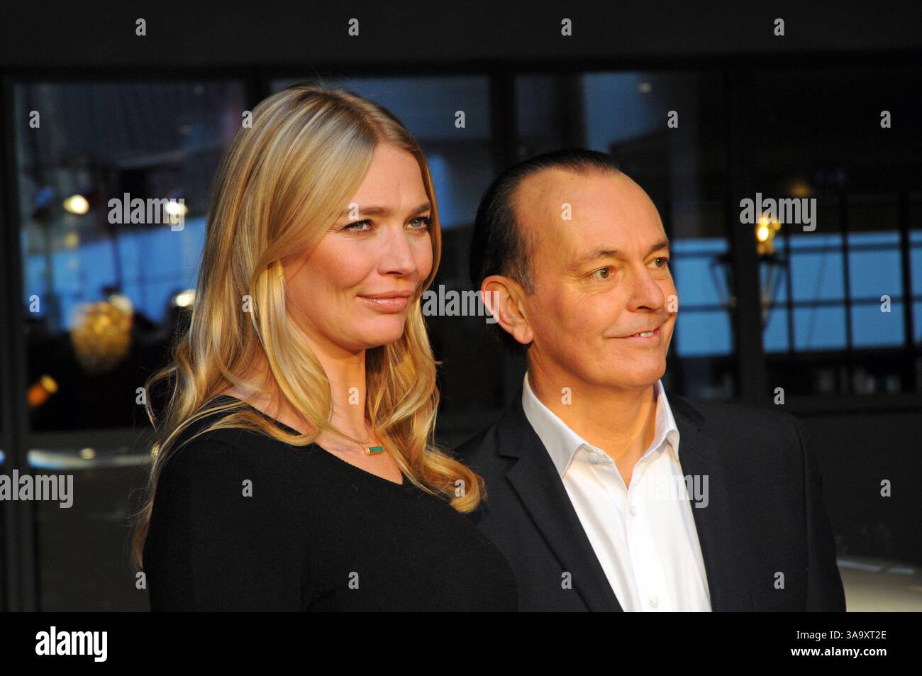 Presenters Jodie Kidd & Quentin Willson, with cars from the show ...