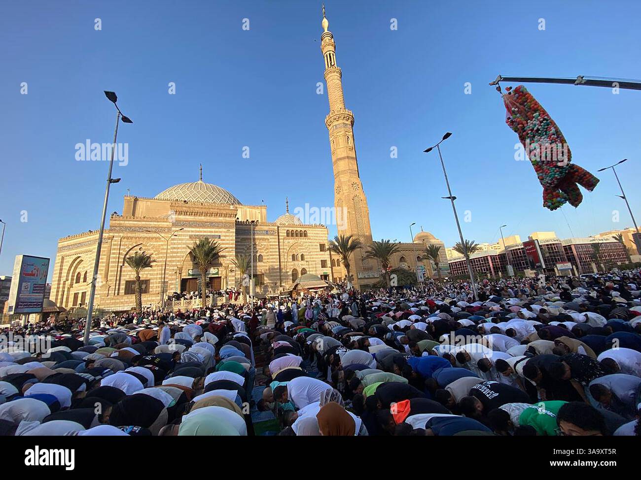 Cairo, Egypt. 31st Mar, 2025. Muslims offer Eid al-Fitr prayers ...
