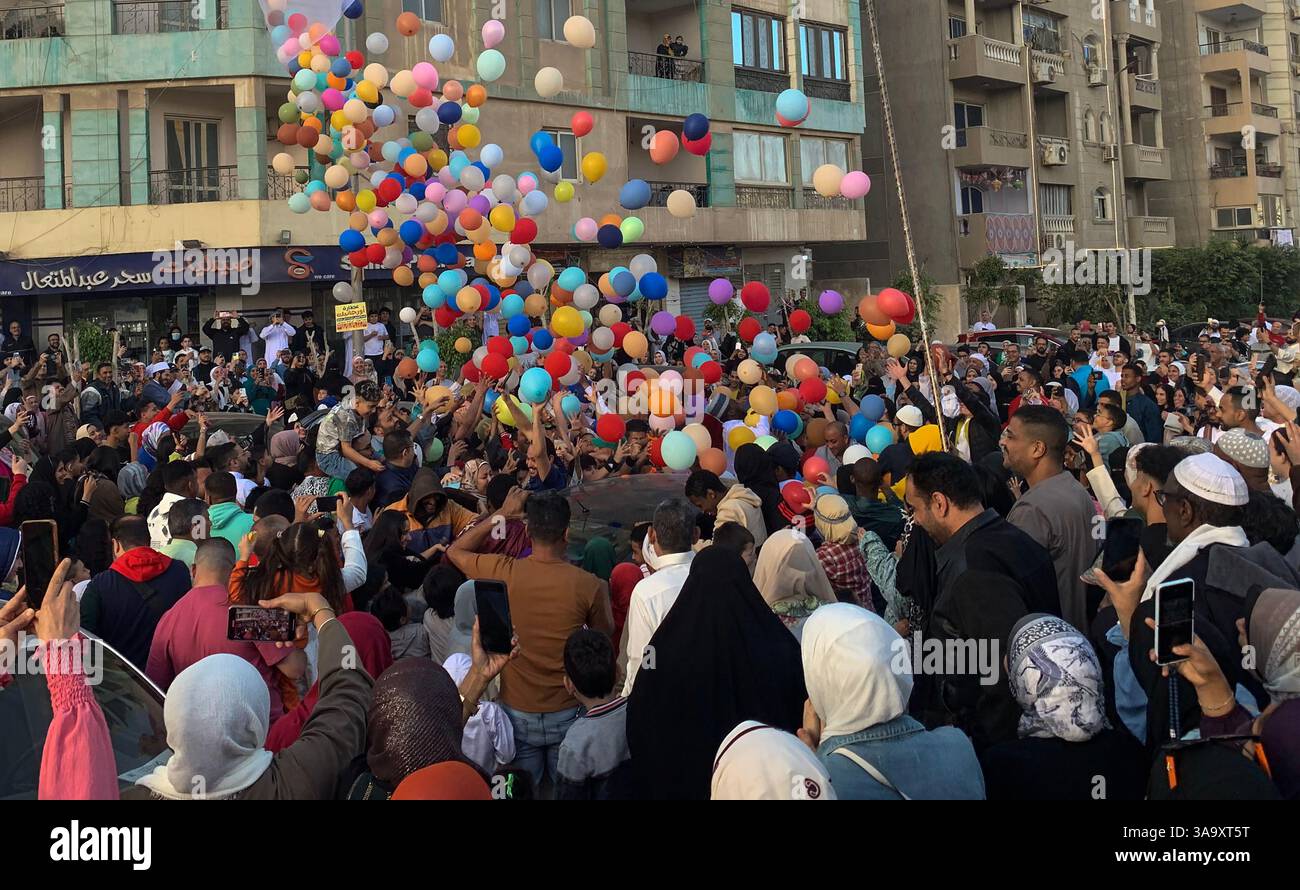 Cairo, Egypt. 31st Mar, 2025. Egyptian Muslims celebrate Eid al-Fitr ...