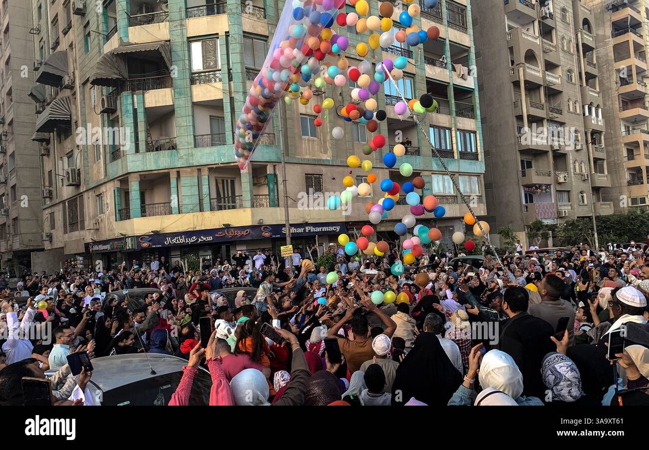 Cairo, Egypt. 31st Mar, 2025. Egyptian Muslims celebrate Eid al-Fitr ...