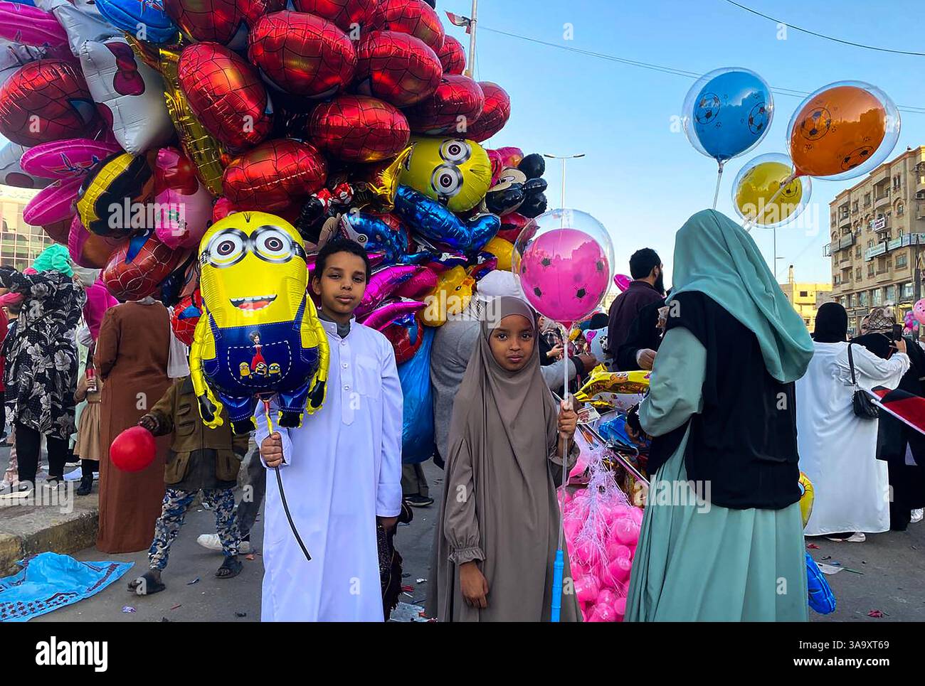 Cairo, Egypt. 31st Mar, 2025. Egyptian Muslims celebrate Eid al-Fitr ...
