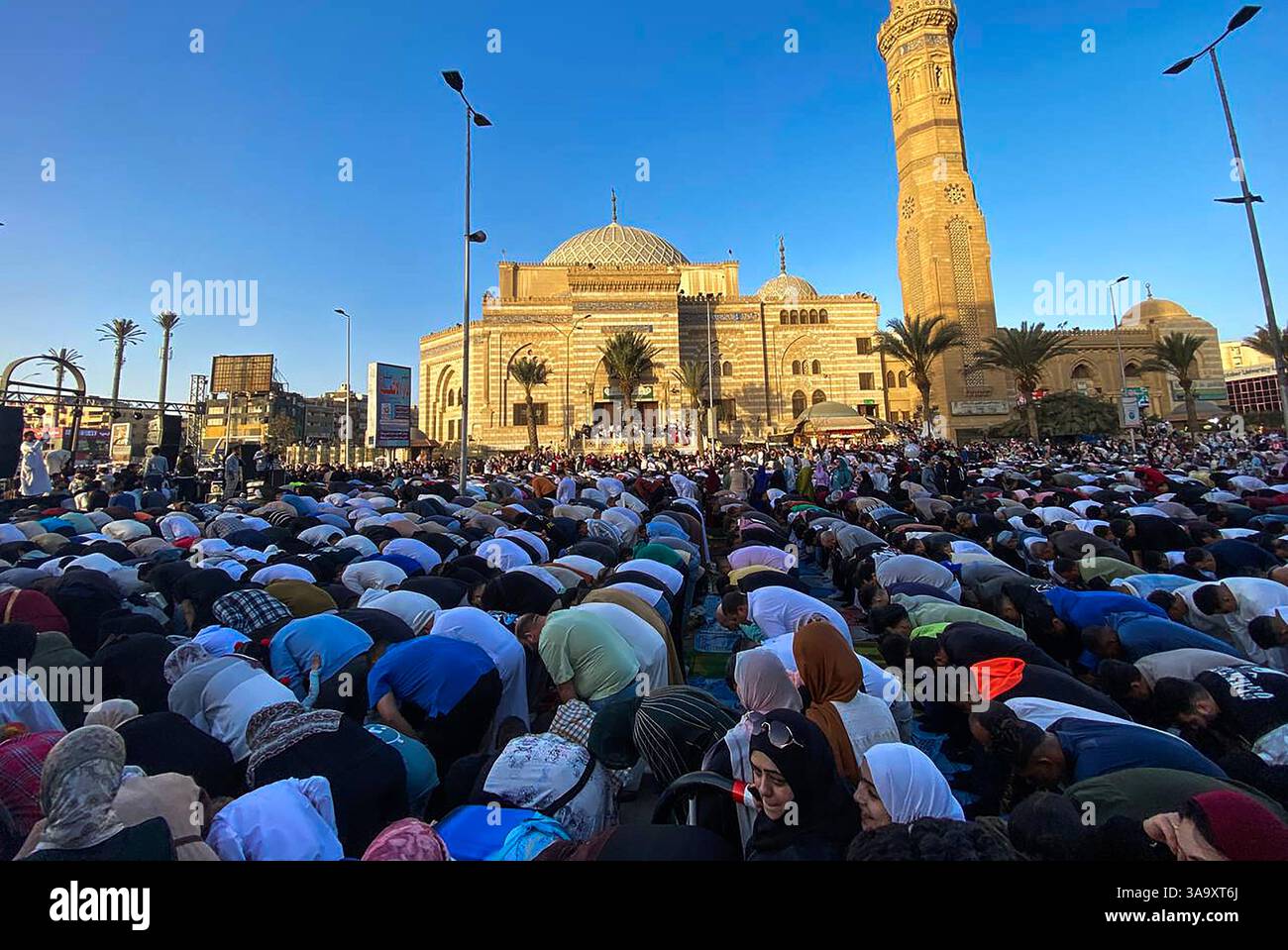 Cairo, Egypt. 31st Mar, 2025. Muslims offer Eid al-Fitr prayers ...