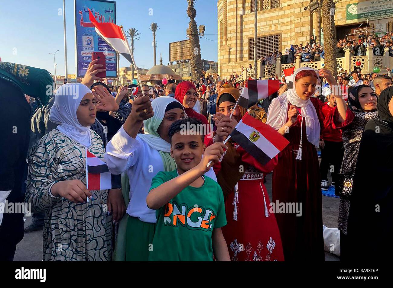 Cairo, Egypt. 31st Mar, 2025. People display Egypt and Palestinian ...