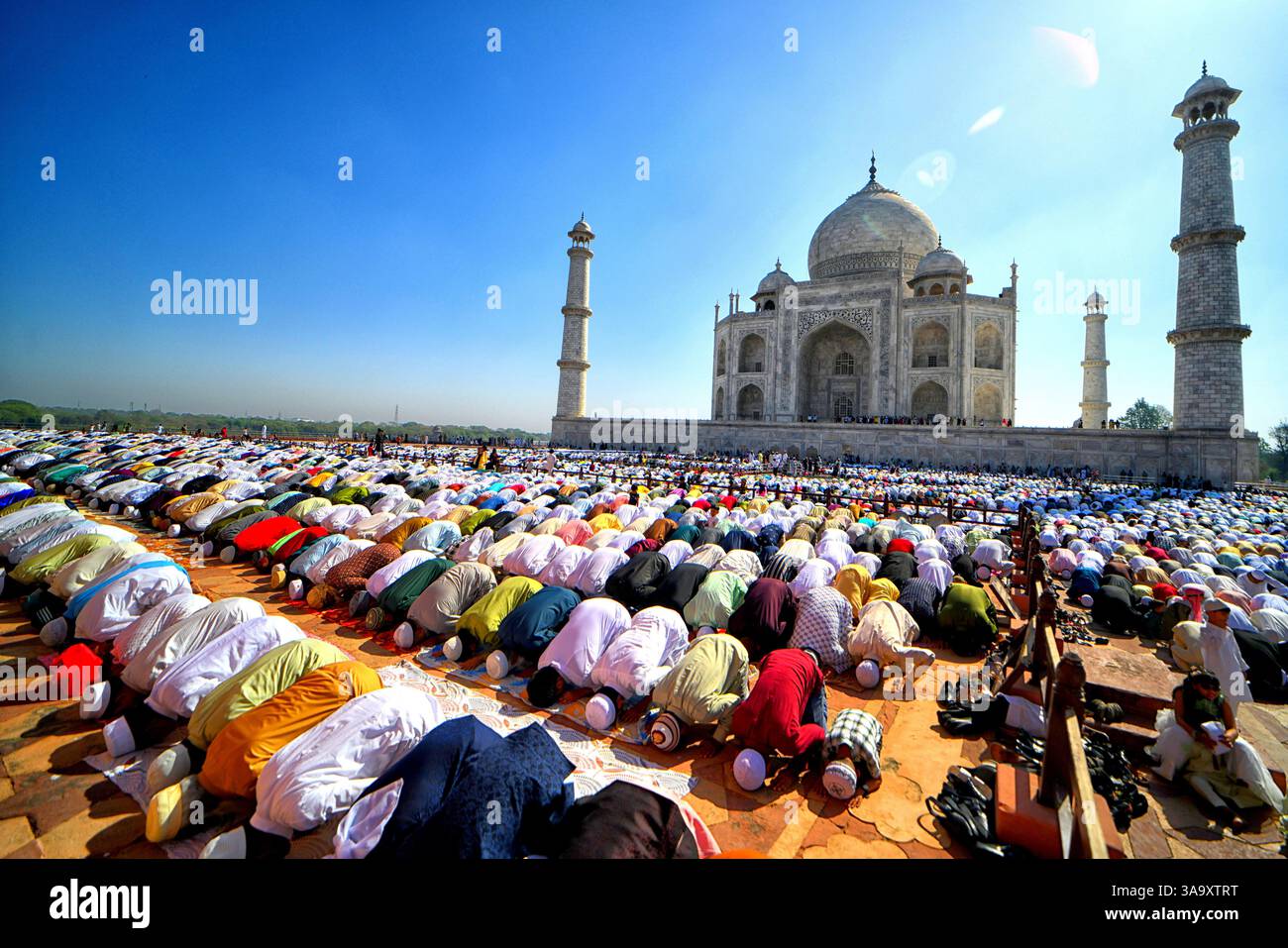 Agra, India. 31st Mar, 2025. Muslim devotees offer Eid al-Fitr prayers ...