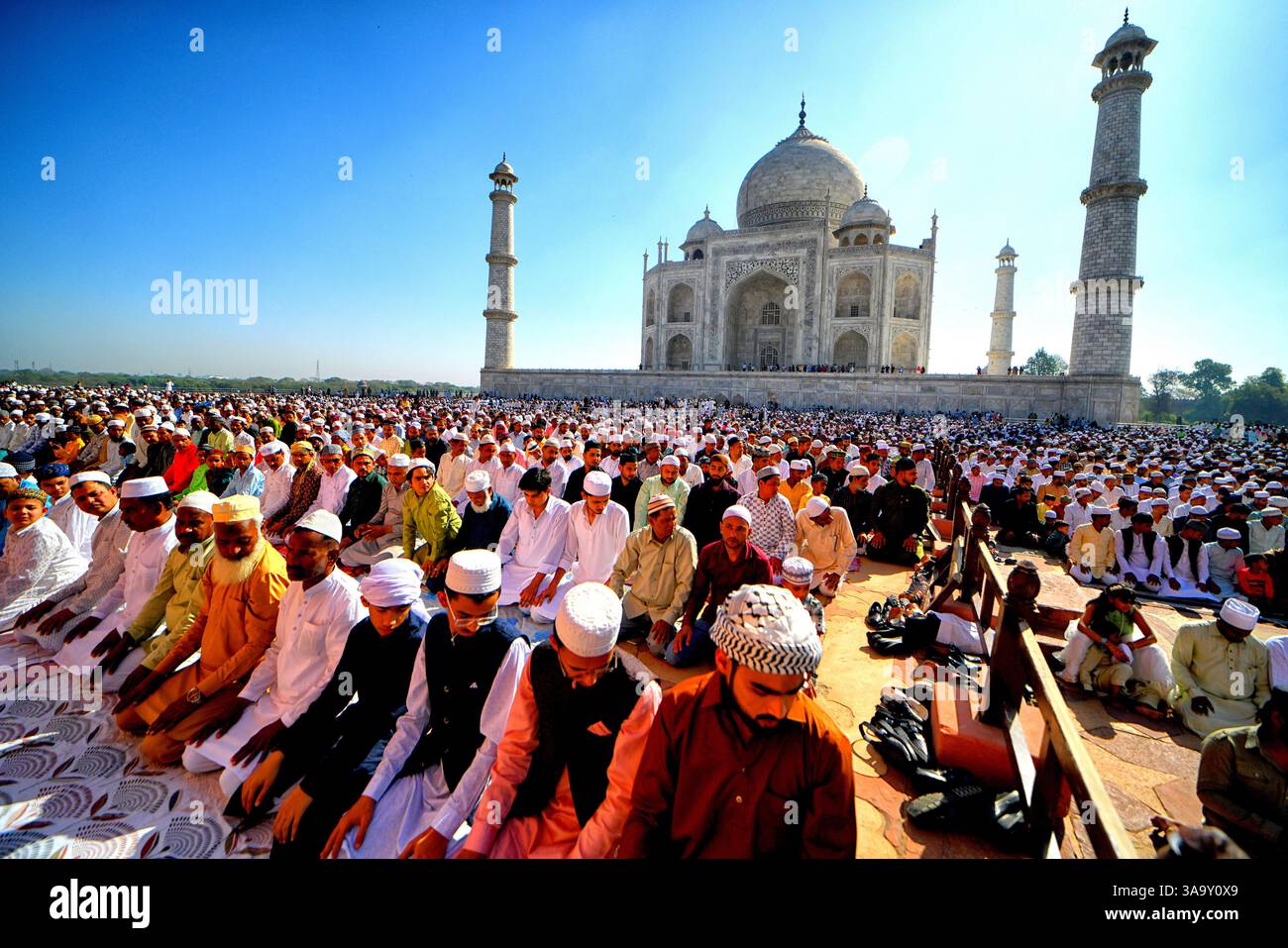 Agra, India. 31st Mar, 2025. Muslim devotees offer Eid al-Fitr morning ...