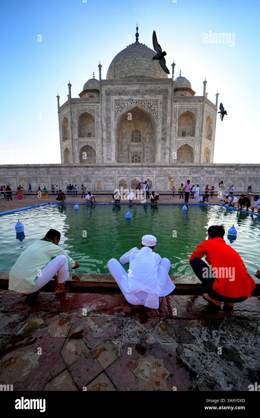 Agra, India. 31st Mar, 2025. Indian Muslim devotees seen washing their ...