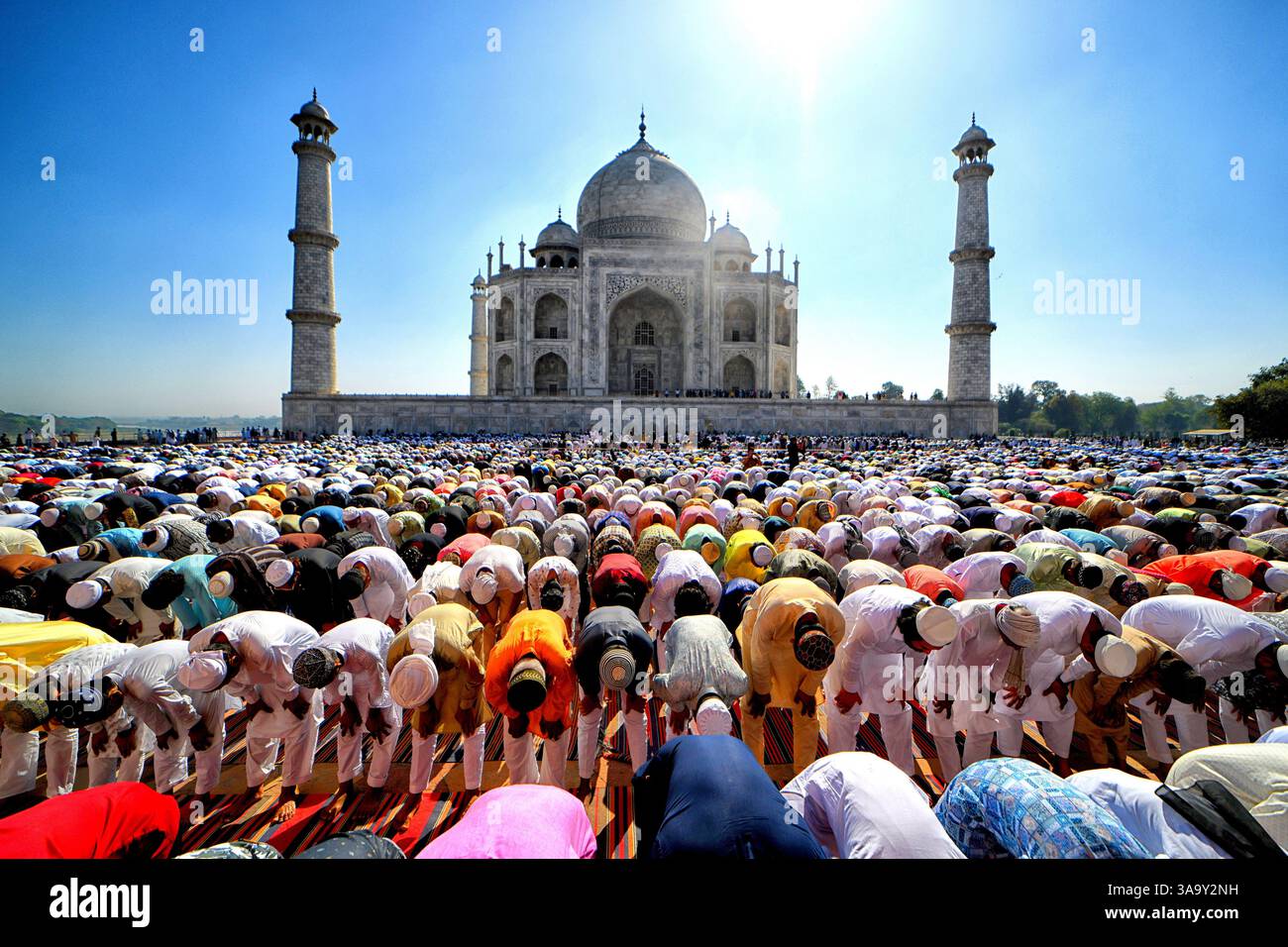 Agra, India. 31st Mar, 2025. Muslim devotees offer Eid al-Fitr morning ...