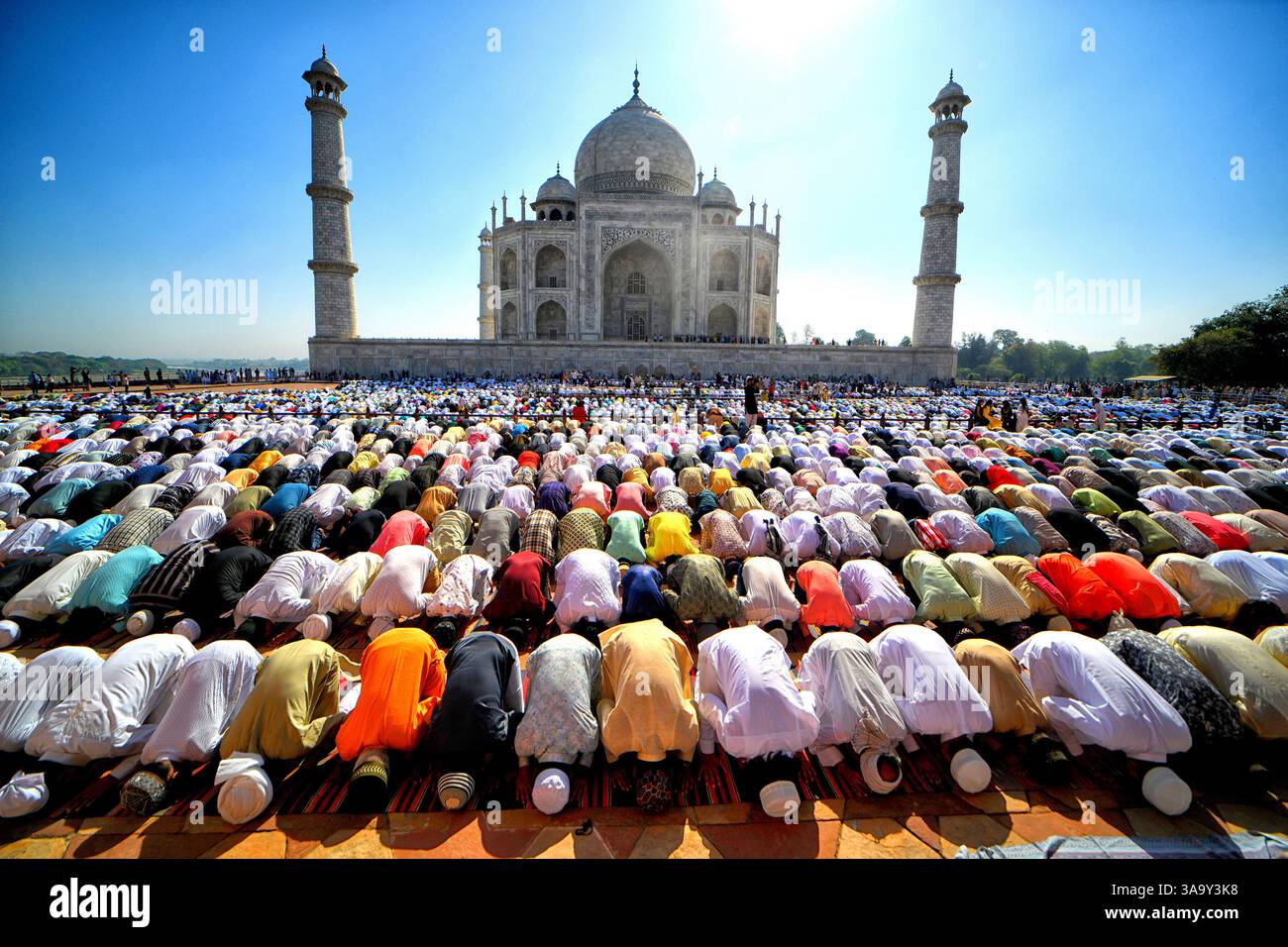 Agra, India. 31st Mar, 2025. Muslim devotees offer Eid al-Fitr morning ...