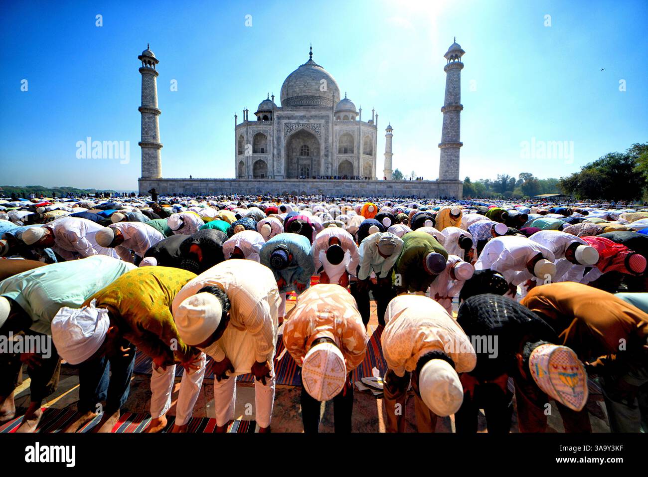 Agra, India. 31st Mar, 2025. Indian Muslim devotees offer Eid al-Fitr ...