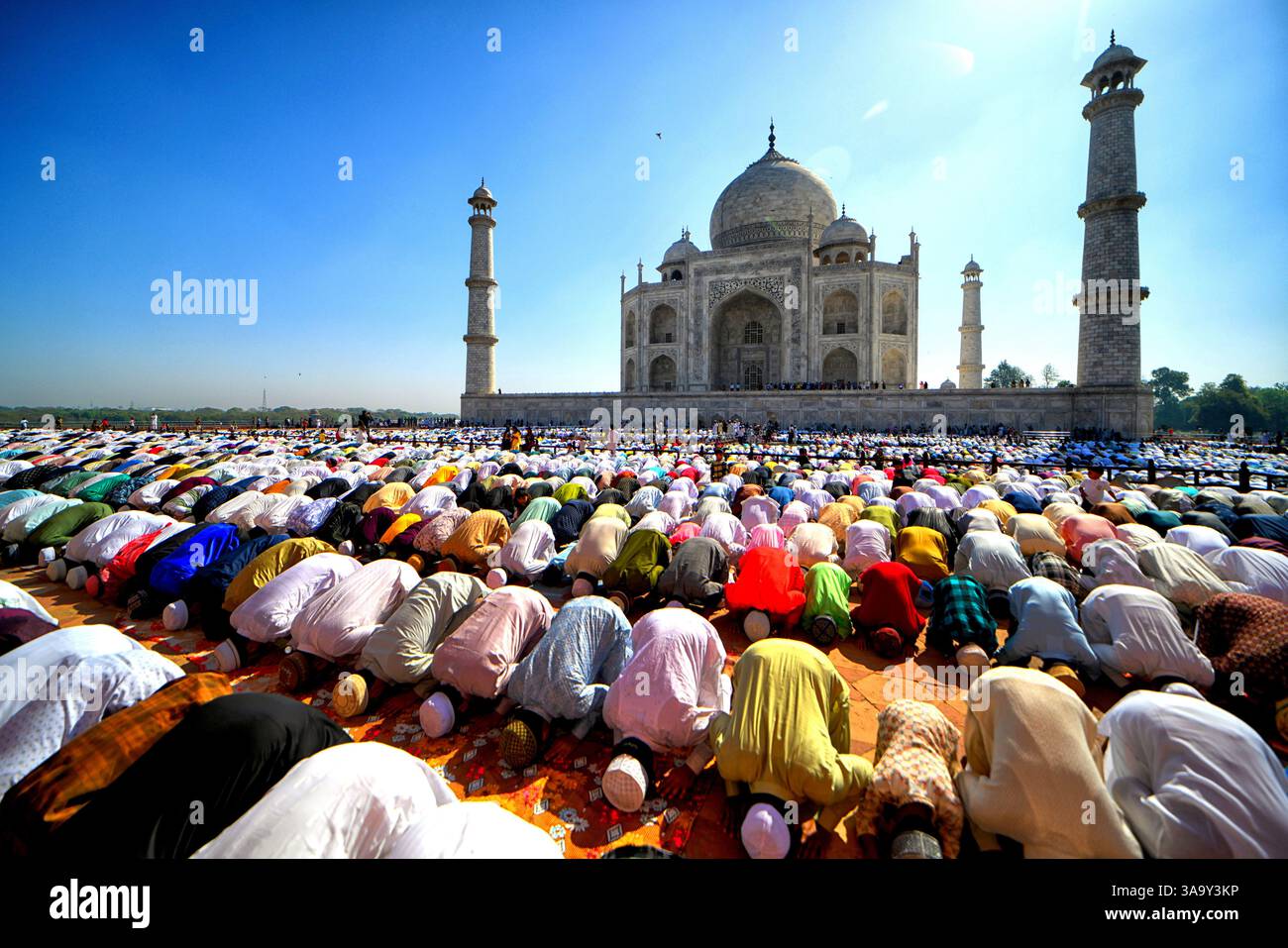 Agra, India. 31st Mar, 2025. Indian Muslim devotees offer Eid prayers ...