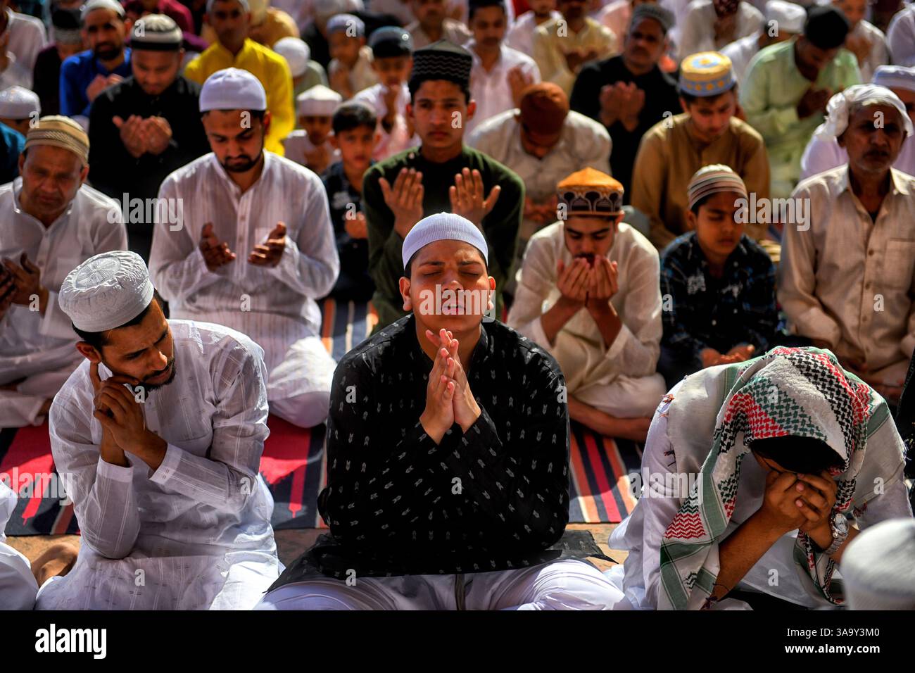 Agra, India. 31st Mar, 2025. Indian Muslims pray during the Eid al-fitr ...