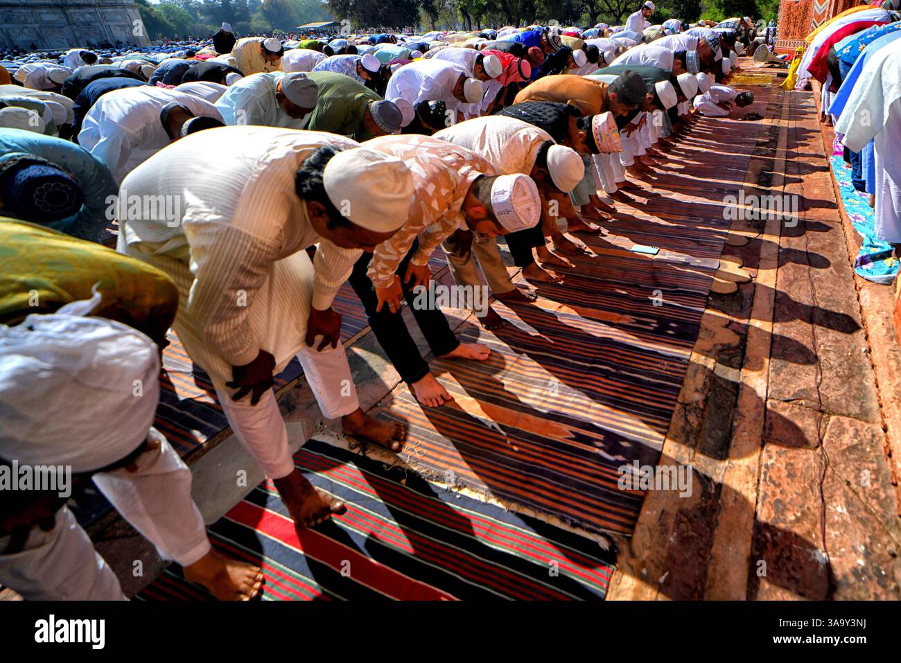Agra, India. 31st Mar, 2025. Indian Muslim devotees offer Eid prayers ...