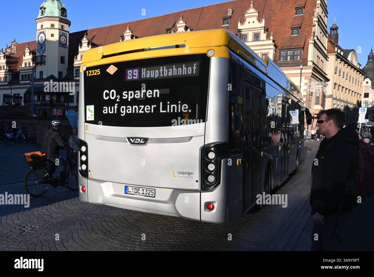 Leipzig, Stadtbus in der Innenstadt. Leipziger Verkehrsbetriebe, VDL Bus der Linie 89 zum ...