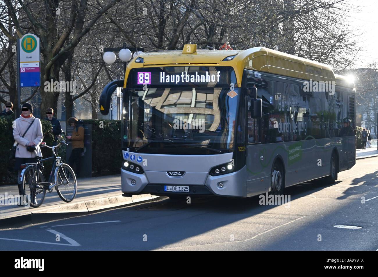 Leipzig, Stadtbus in der Innenstadt. Leipziger Verkehrsbetriebe, VDL Bus der Linie 89 zum ...