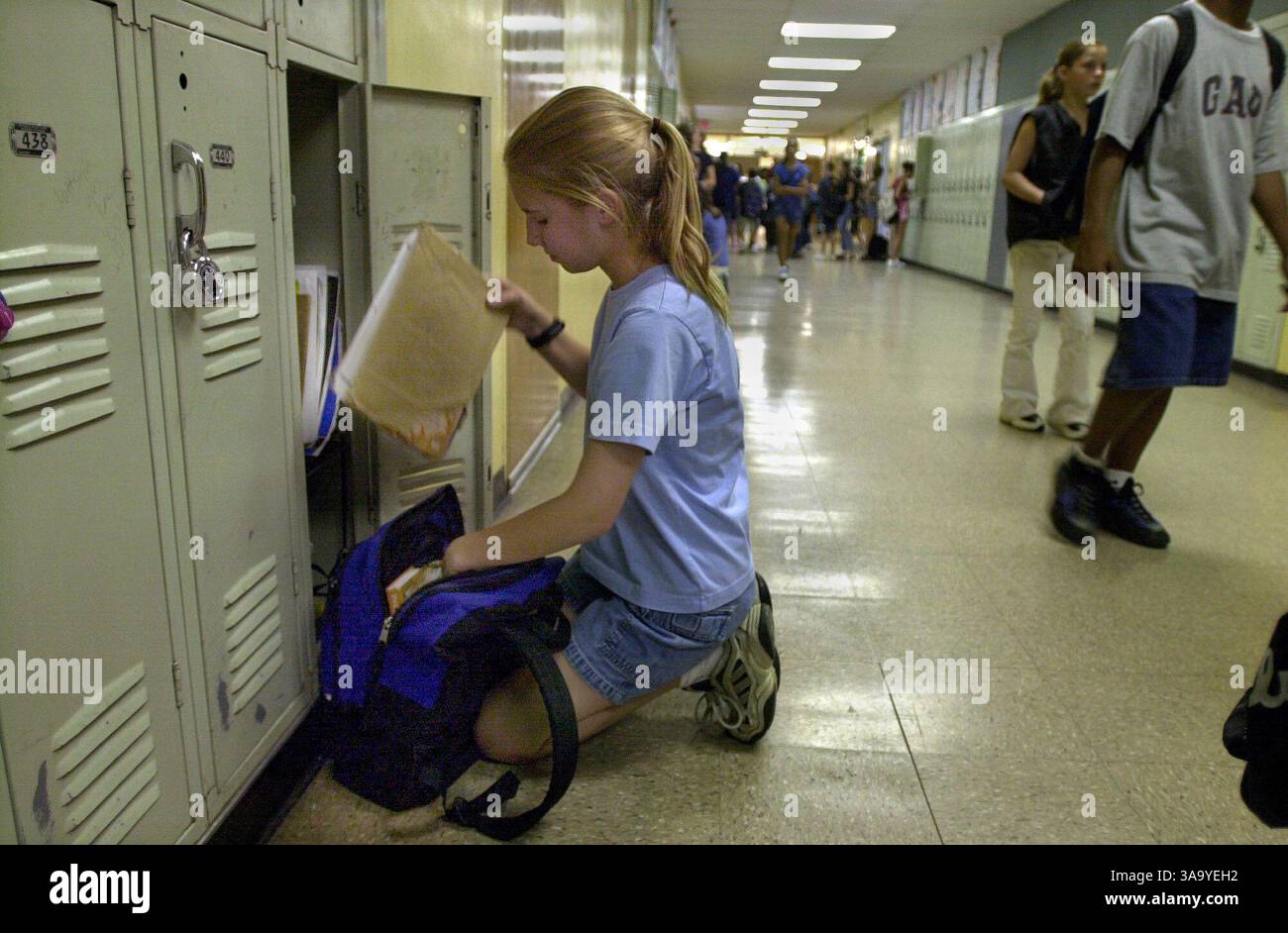 Student carrying books in backpack hi-res stock photography and images ...