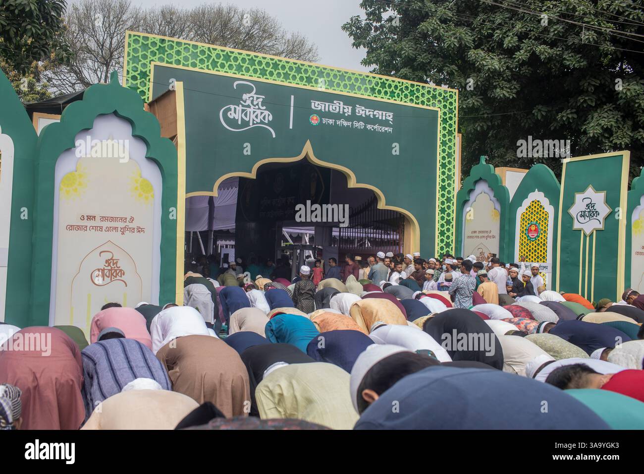 Dhaka, Bangladesh. 31st Mar, 2025. Muslims offer Eid al-Fitr prayers ...