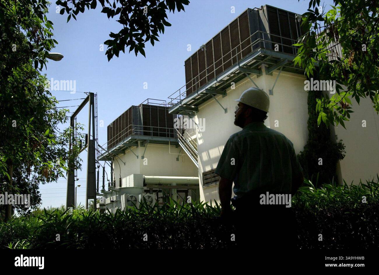 Reliant Energys' 140-megawatt ''peaker'' unit at the Etiwanda ...