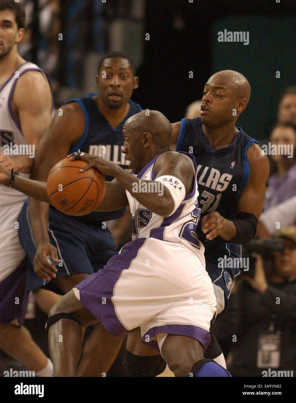 Bobby Jackson drives against Nick Van Exel in the second quarter of ...