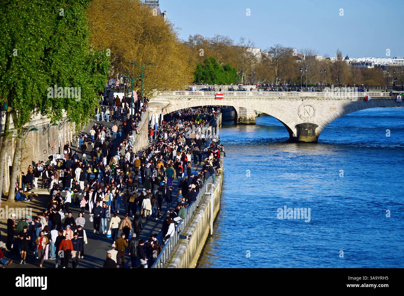 Parisians enjoy the first sunny days of the season along the banks of ...