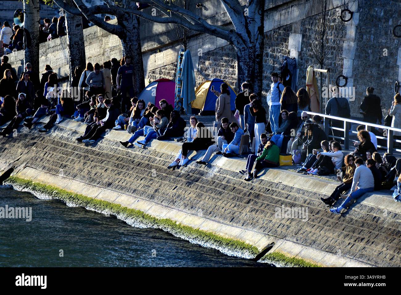 Parisians enjoy the first sunny days of the season along the banks of ...
