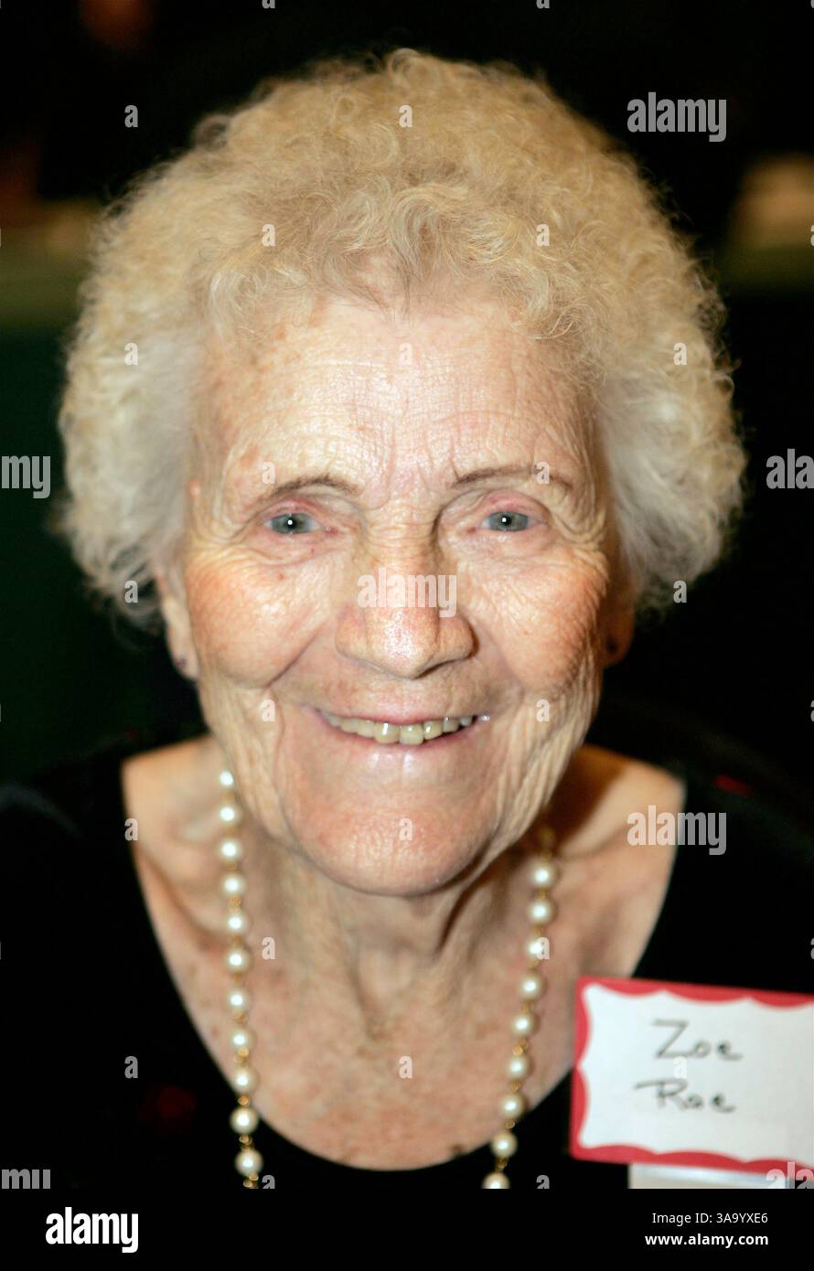 Oct 01, 2005; Burbank, CA, USA; ZOE RAE at the Hollywood Collectors and ...