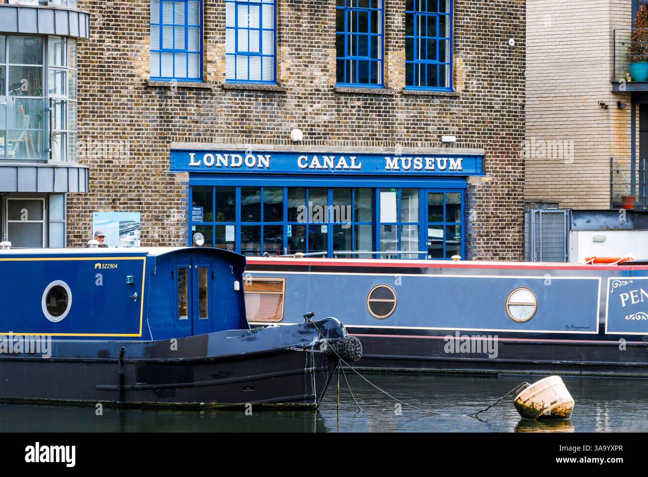 Narrowboat moored outside the London Canal Museum, Battlebridge Basin ...