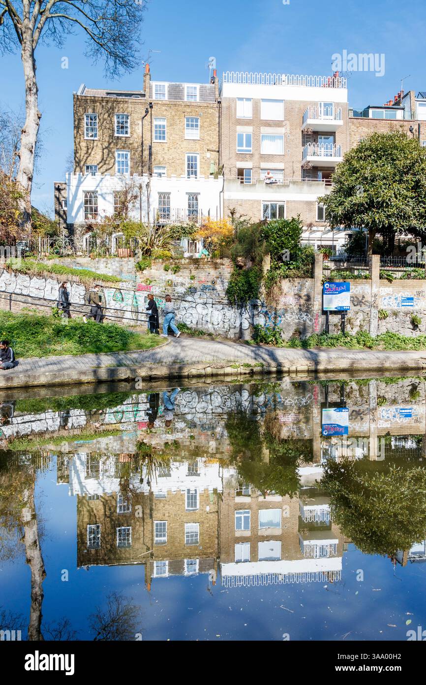 Georgian terraced houses reflected in Regent's Canal at The Angel ...