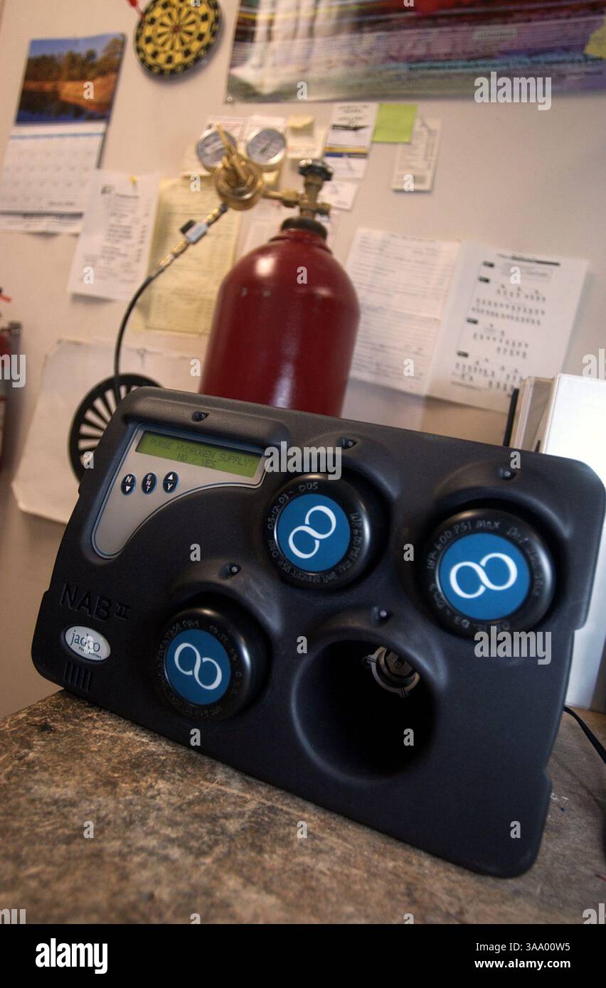 Hydrogen fuel cells charge hi-res stock photography and images - Alamy