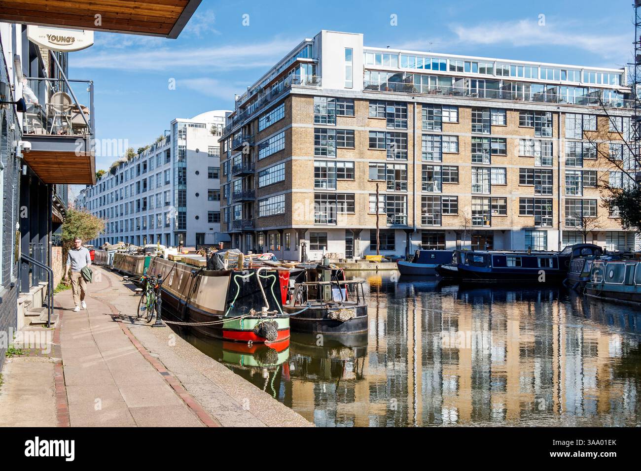 Regents canal towpath angel hi-res stock photography and images - Alamy