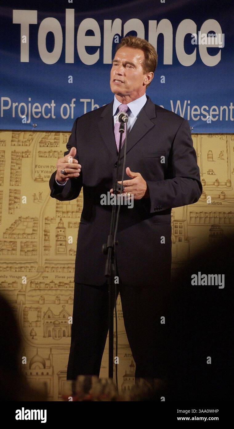 Governor Arnold Schwarzenegger addresses the audience at a dinner ...