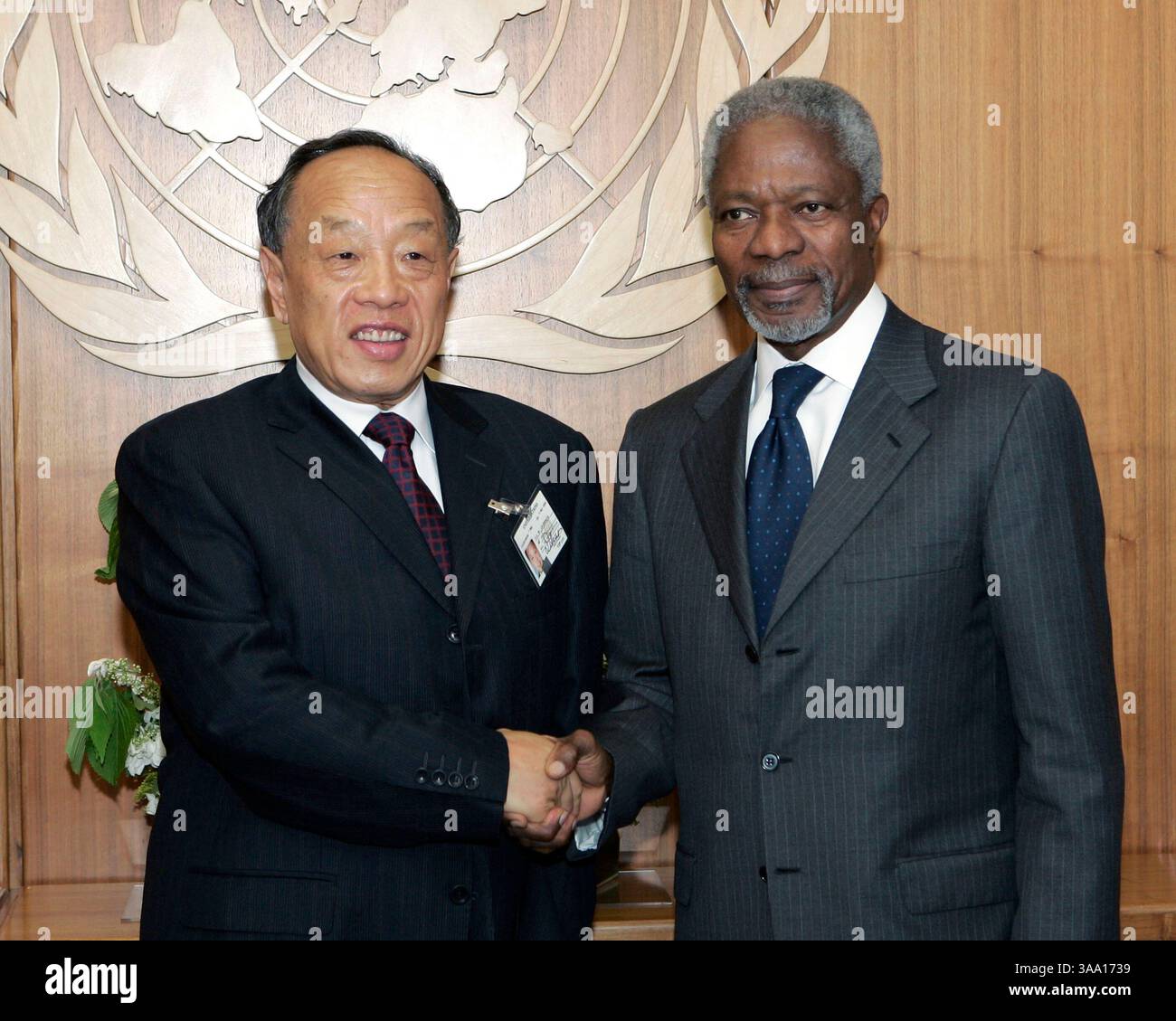Un secretary general annan in china' hi-res stock photography and ...