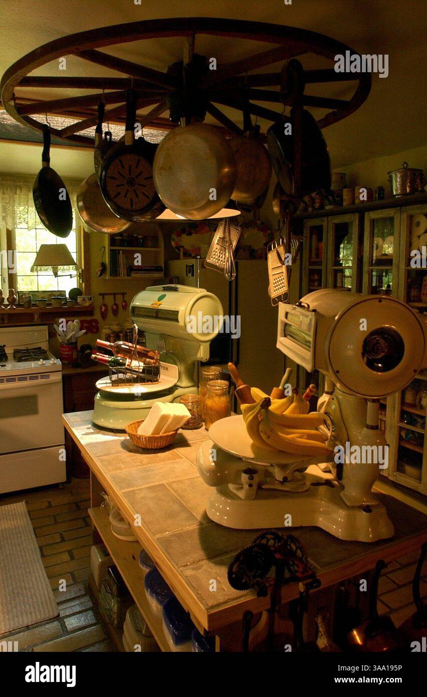 Shady shack hi-res stock photography and images - Alamy