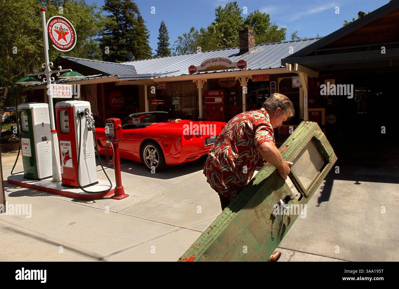 Shady shack hi-res stock photography and images - Alamy