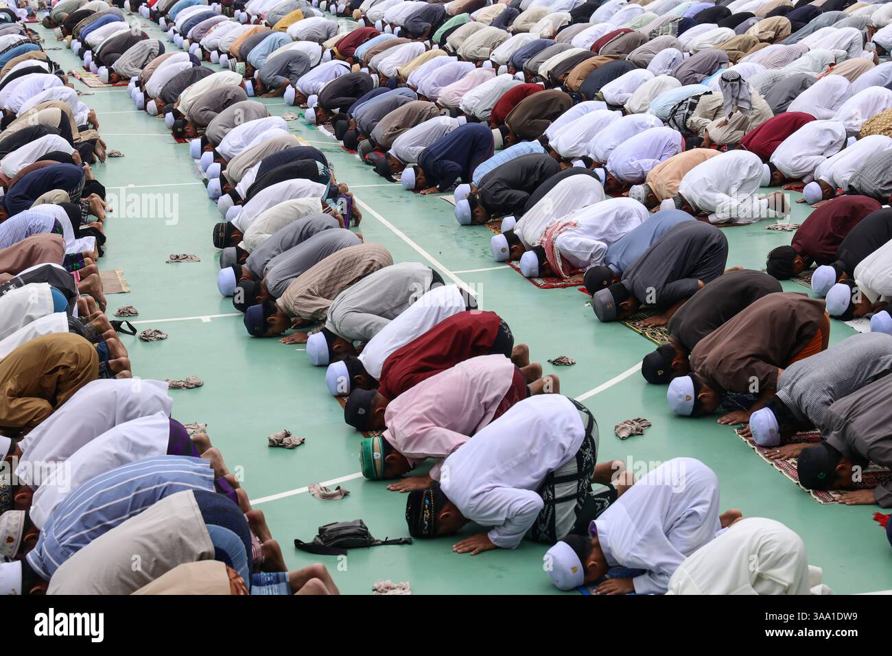 Bangkok, Thailand. 31st Mar, 2025. Thai Muslims pray for Eid al-Fitr ...