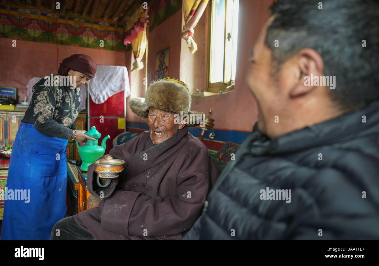 (250331) -- LHASA, March 31, 2025 (Xinhua) -- Sonam Tashi (C) chats ...