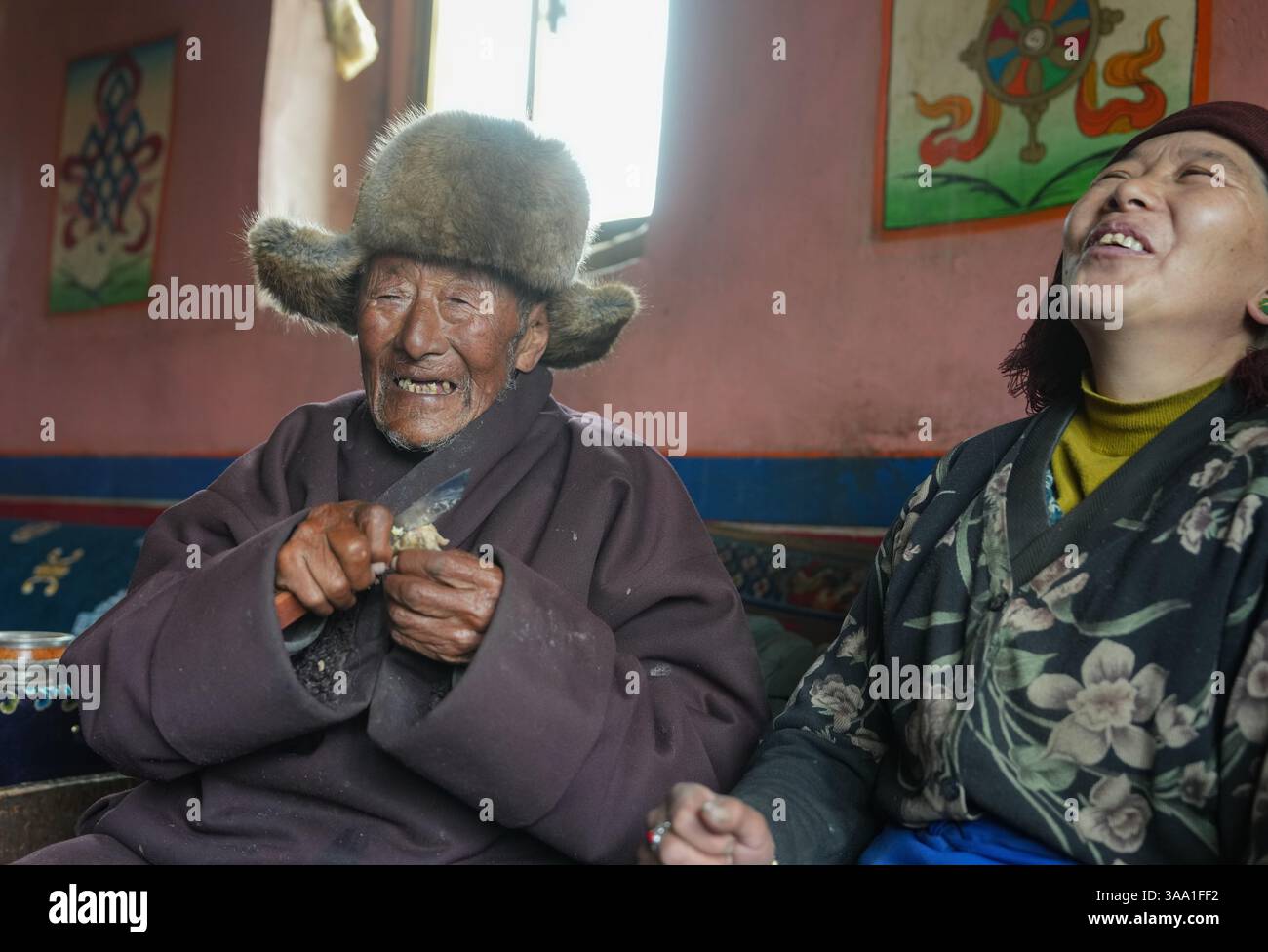 (250331) -- LHASA, March 31, 2025 (Xinhua) -- Sonam Tashi (L) enjoys ...