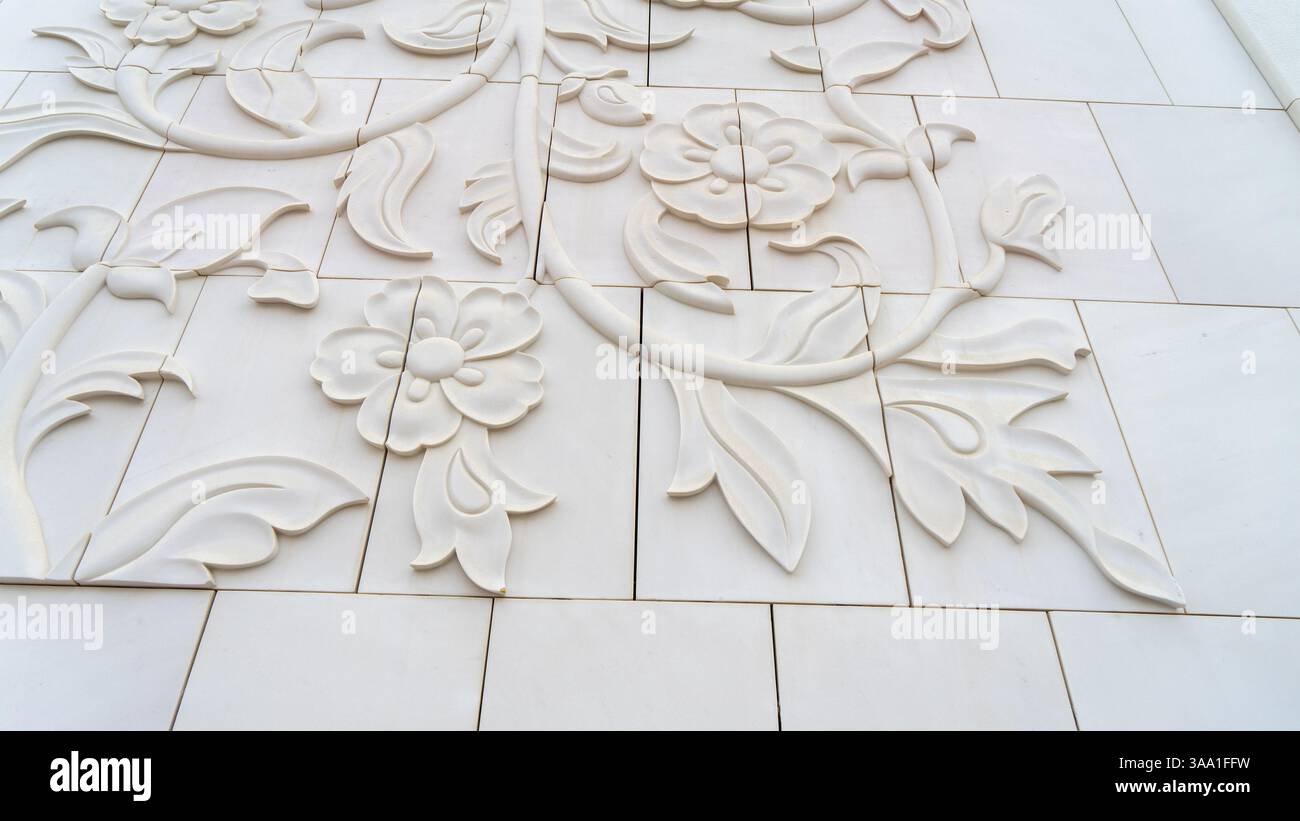Carved wall with floral marble pattern in Sheikh Zayed Grand Mosque ...