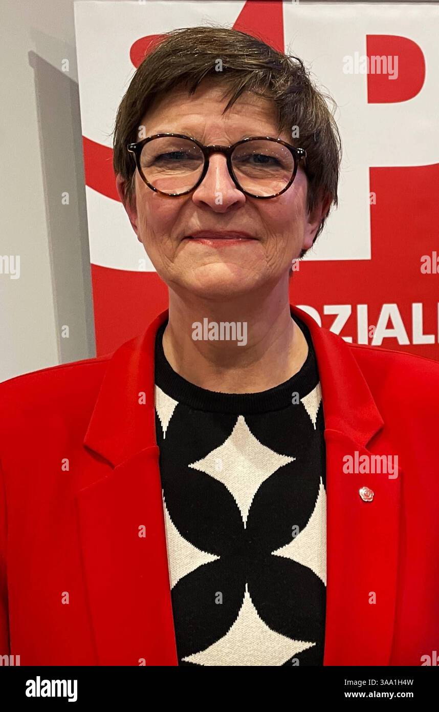 Saskia Christina Esken ist eine deutsche SPD - Politikerin. Sie ist ...
