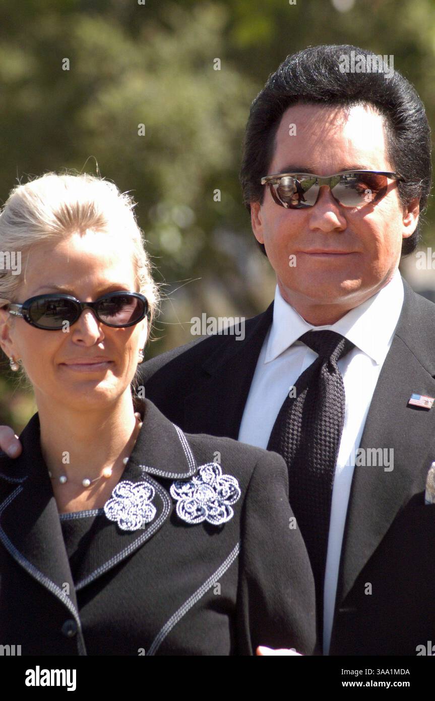 Jun 11, 2004; Simi Valley, CA, USA; Singer WAYNE NEWTON and wife arrive ...