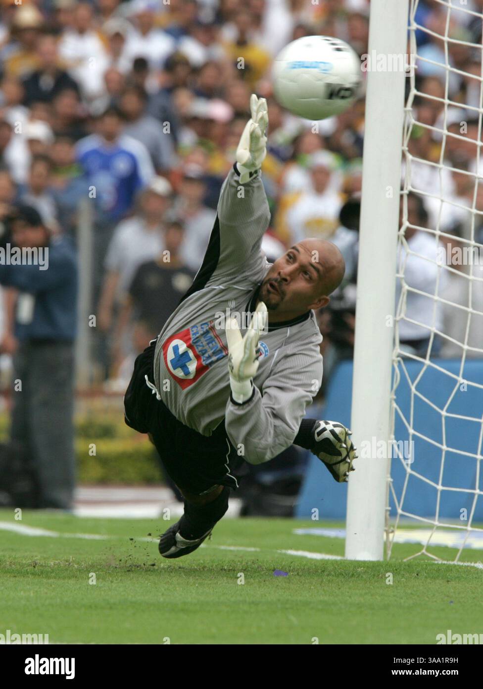 Jun 06, 2004; Mexico City, MEXICO; Cruz Azul goalie Oscar ''Conejo ...