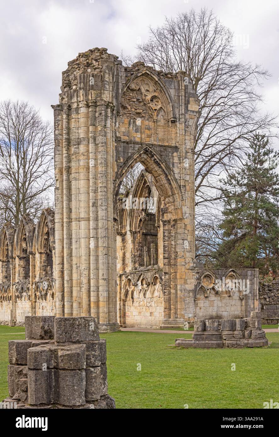 Crumbling abbey stands hi-res stock photography and images - Alamy