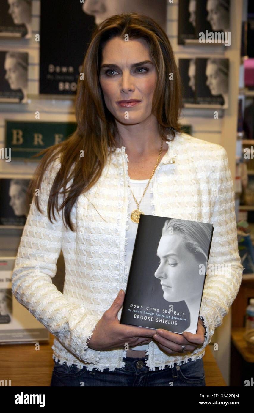 May 06, 2005; Los Angeles, CA, USA; BROOKE SHIELDS at her book signing ...