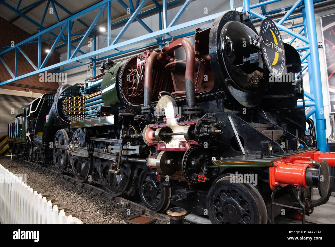 Locomotive 35029 "Ellerman Lines" cutaway to show the inner workings of ...