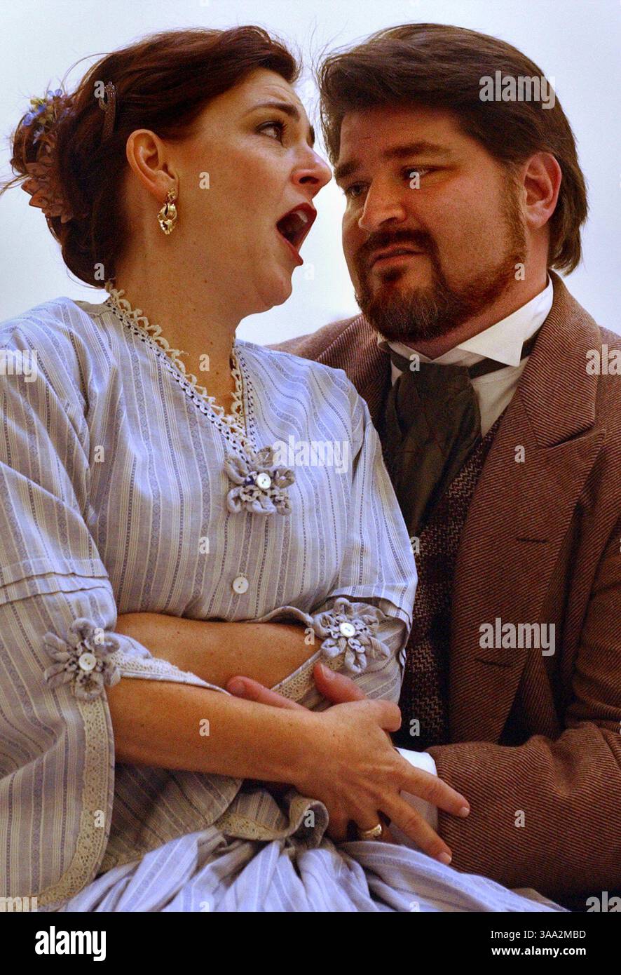 Anna Vikre as Violetta Valery and Todd Geer as Alfredo Germont in ...