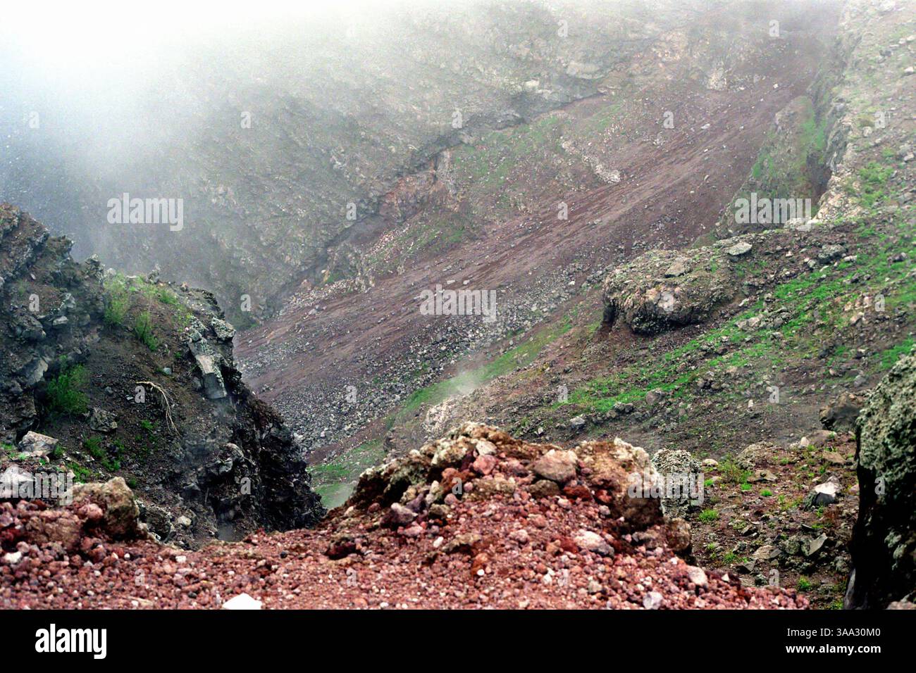 Jul 28, 2006; Pompeii, ITALY; Looking into the crater of Mount Vesuvius ...