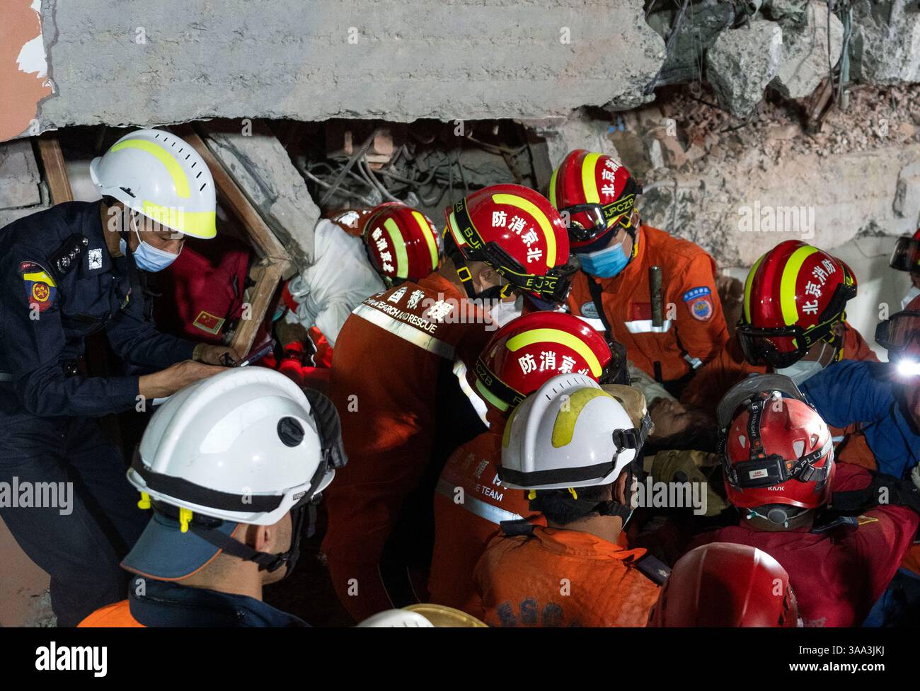 (250331) -- MANDALAY, March 31, 2025 (Xinhua) -- Rescuers carry out rescue work in Mandalay ...