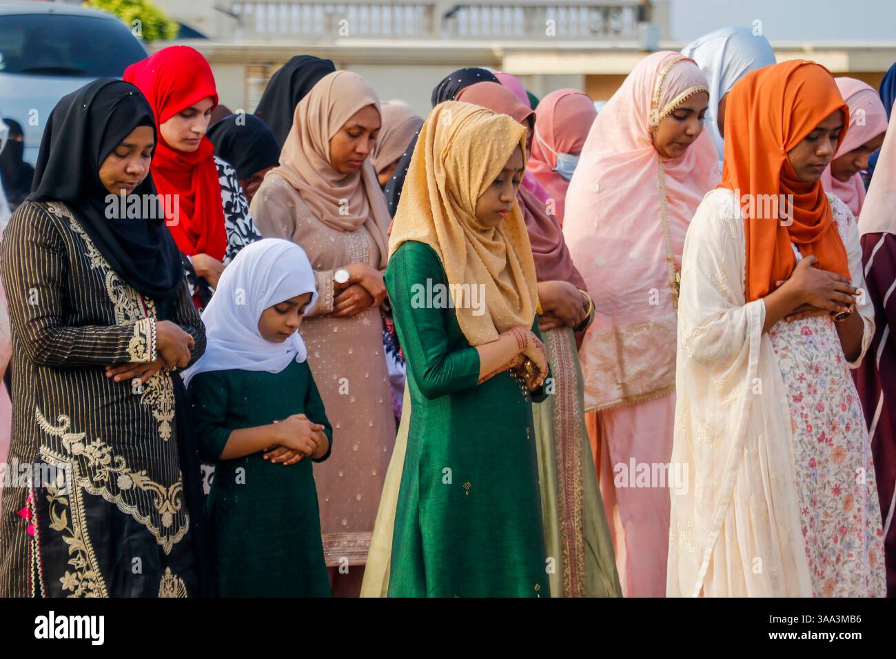 Colombo, Sri Lanka. 31st Mar, 2025. Muslims offer prayers during Eid al ...