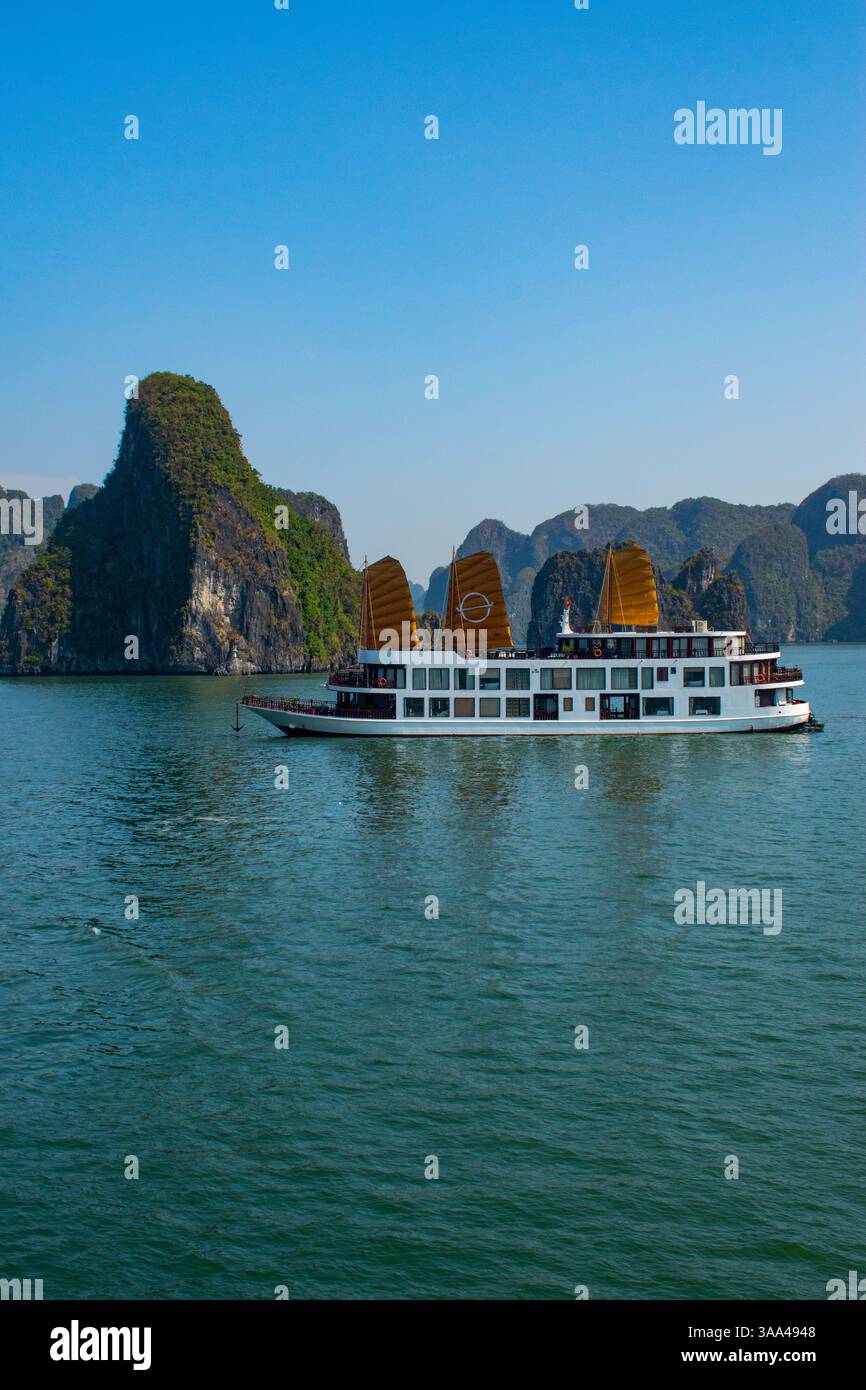 Vietnam: cruising in Ha Long Bay (Descending Dragon Bay), popular ...