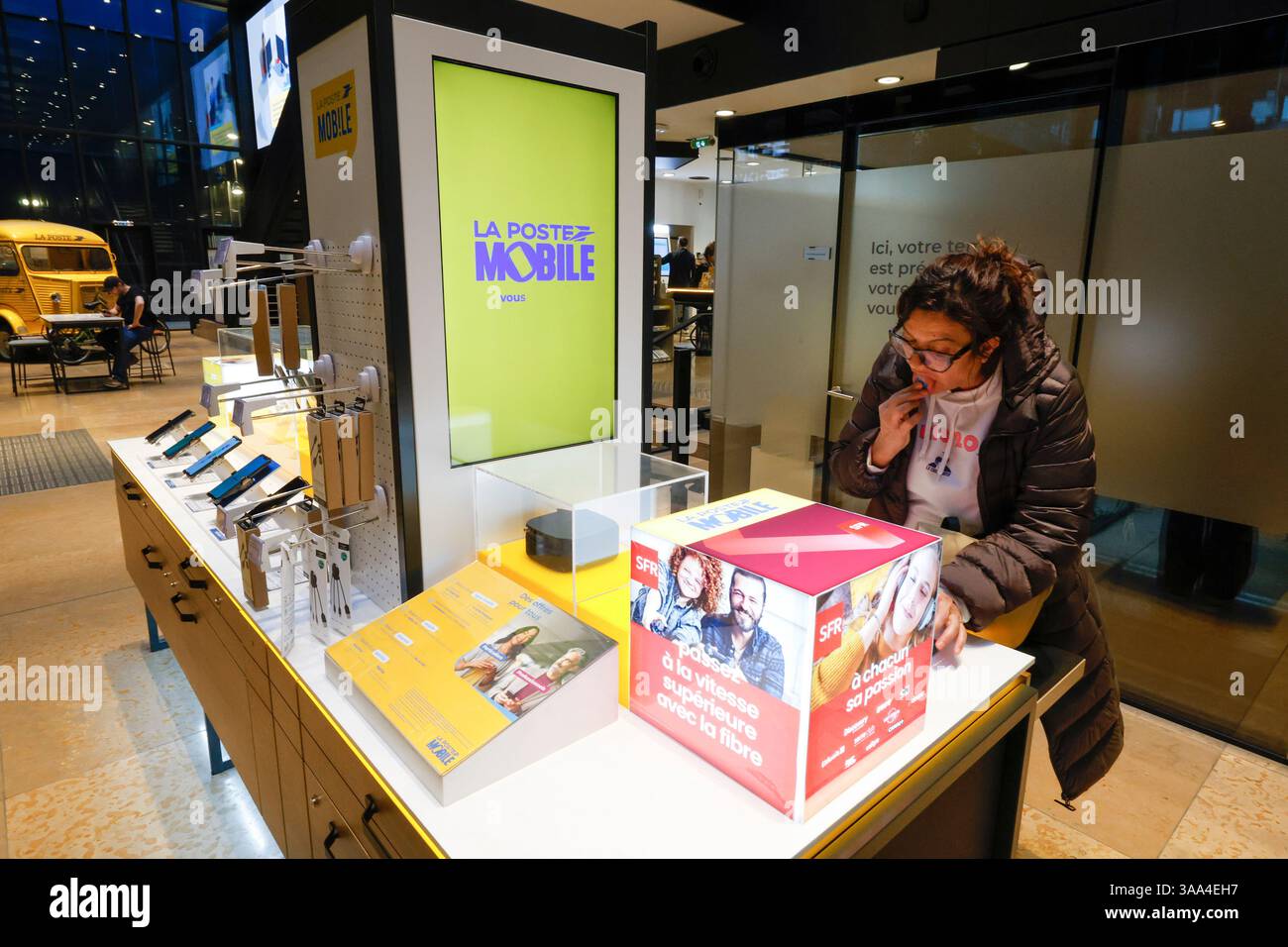 Un timbre postal hi-res stock photography and images - Alamy